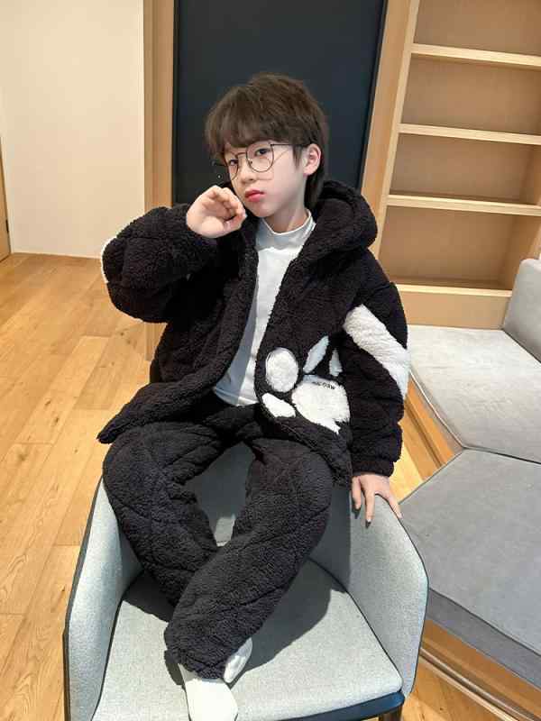 キッズ パジャマ 男の子 起毛 厚手 コーラル 三層 キルト 暖かい モコモコ 暖かい やわらか 部屋着 子供 ホーム ルームウェア 冬 クマ 足跡 恐竜