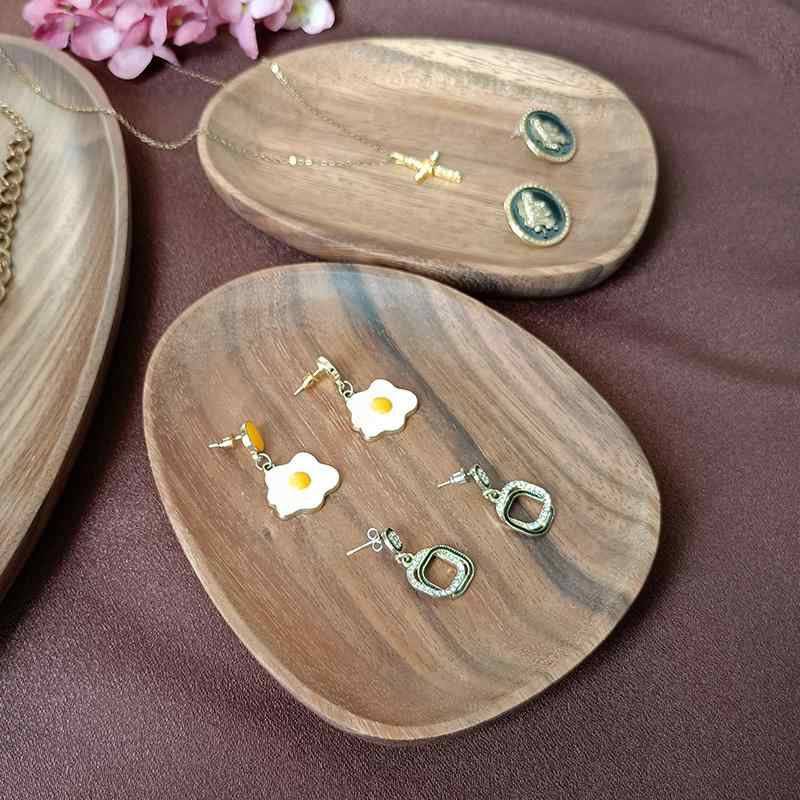 アクセサリー ディスプレイ トレイ 木製 おしゃれ 収納 置き場 ラック 無垢材 ウォールナット ネックレス ピアス イヤリング 指輪 鍵 小物 インテリア 雑貨 玄関 リビング 卓上 店舗 展示 整理 保管 写真 撮影 小道具 シンプル ...