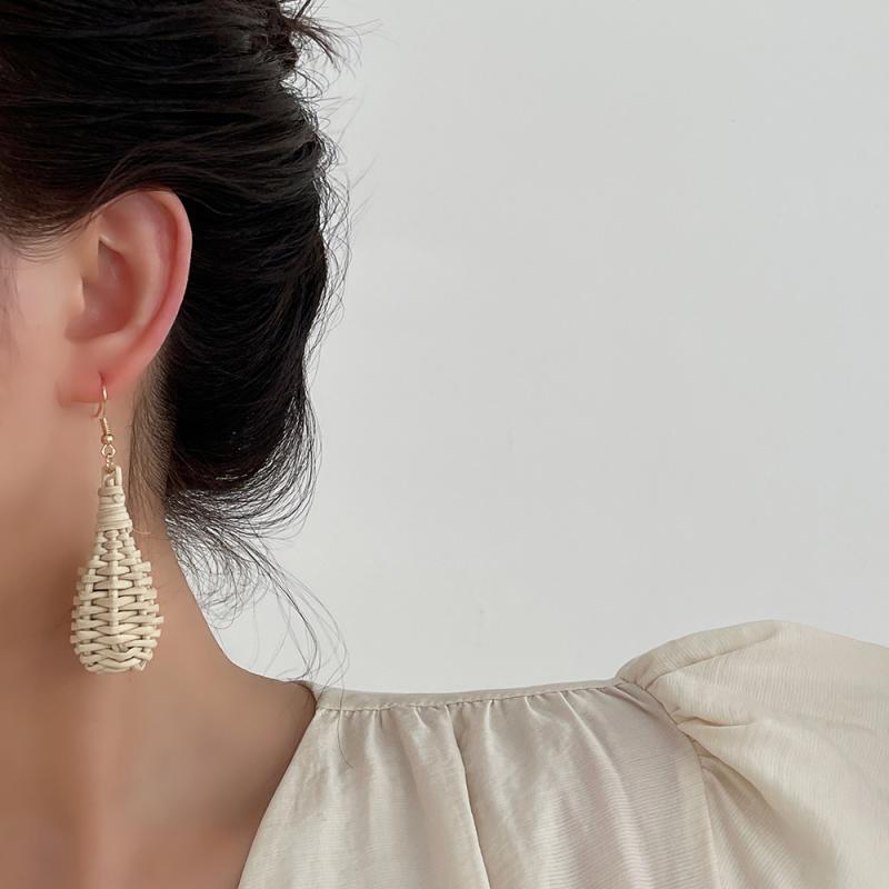 ピアス 大ぶり ラタン 韓国 籐 編み込み レディース リゾート エスニック ドロップ フック イヤーアクセサリー おしゃれ 揺れる ナチュラル