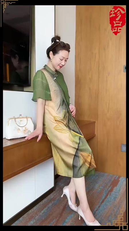 パターン: 大きな花通勤: シンプル襟の種類：スタンドカラーウエストタイプ：ルーズウエスト服の前立て: プルオーバー色の分類：グリーン・ネイビー・ブルー組み合わせ形態：単体該当する季節：夏袖丈: 半袖スカート丈：ミドル丈スカート人気の要素/...