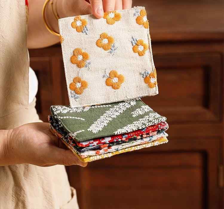 要素: レトロ 風 サイズ: 11×11cm 形状: 正方形 素材: 綿 使用場所: ダイニング カラー: ベージュ小花柄.ベージュ華やか柄.赤華やか柄.ネイビー華やか柄.マスタード穂柄.ダークグリーン穂柄