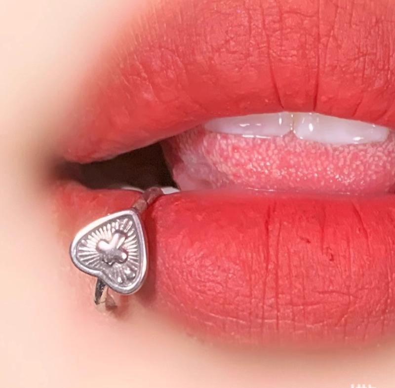 口ピアス 可愛い アクセサリー 女性 チタン 鋼 耳骨 リップリング クール ロック カジュアル クローズド ハート 十字架 シルバー シンプル