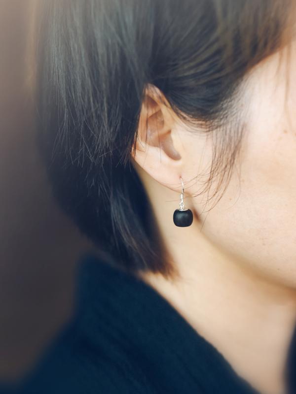 ピアス フック 揺れる レディース アンティーク調 耳飾り 黒檀 925シルバー ハンドメイド アクセサリー 小物 シンプル スタイリッシュ おしゃれ