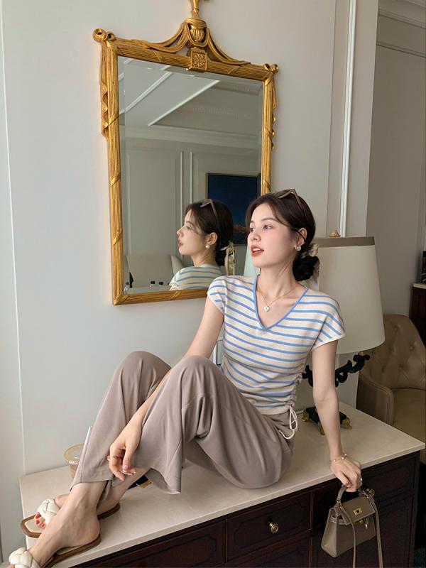 パターン: ストライプ襟のタイプ: Vネック人気の要素: ステッチ適用季節：夏袖丈:半袖素材構成：ビスコース繊維（ビスコース繊維）.ポリアミド繊維（ナイロン）.マルベリーシルクリヨセル繊維（リヨセル）