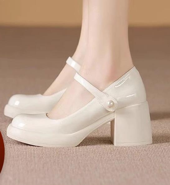 ヒールの高さ: ハイヒール (5-8cm)色の分類: ［面ファスナー］アプリコット,ブラック［ボタン］アプリコット,ブラック［ストラップ］アプリコット,ブラック［サンダル］アプリコット,ブラックシーズン: 春該当するシーン：日常ソール素材:...