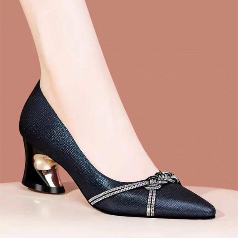 ソール素材: ゴム内側素材: マイクロファイバーアッパー素材：2層牛革（カウスエードを除く）