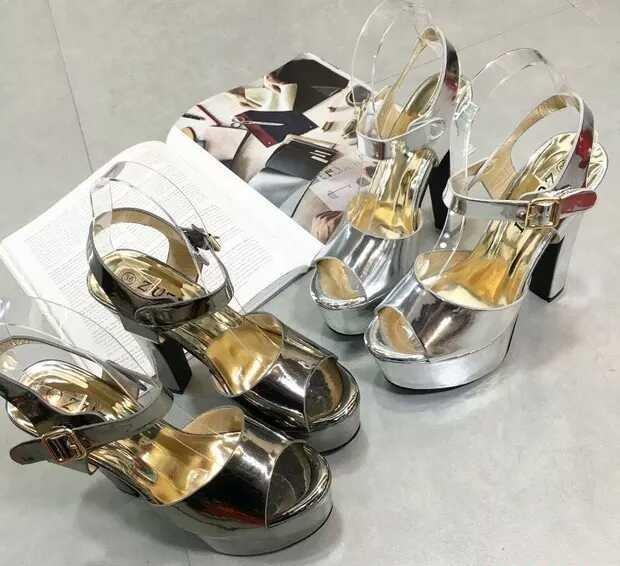 留め具: ワンタッチバックル人気の要素: バックルの浅い口のチャンキーヒールのプラットフォームヒールの高さ：超ハイヒール最適な機会: 宴会ソール素材: ラバー裏地素材: PU革の特徴: パテントレザーサイド: 空のサイドインソール素材: P...