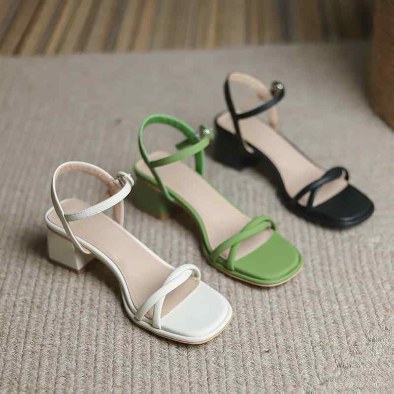 留め具: ワンタッチバックルヒールの高さ：3～5cmソール素材: ラバー裏地素材：2層ピッグスキン背面：アンクルストラップインソール素材：マイクロファイバーレザー表面素材: マイクロファイバー