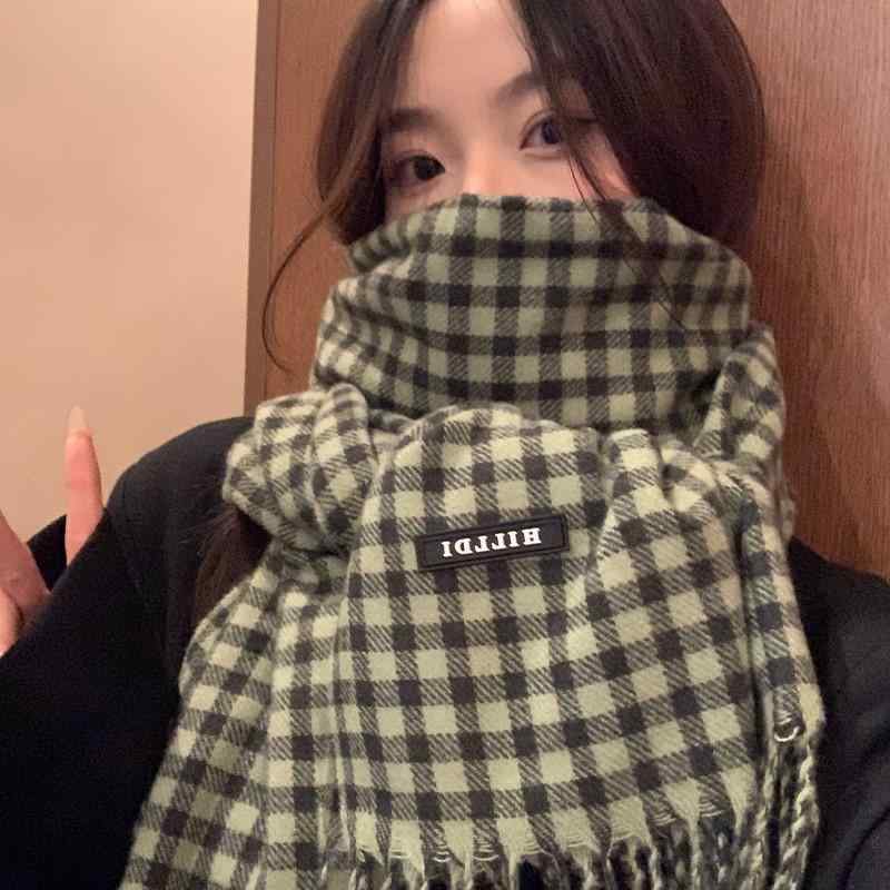 マフラー レディース チェック フリンジ 秋冬 韓国 普段使い 旅行 大判 ストール 防寒 厚手 暖かい 柔らかい 小顔効果 英字 ロゴ タグ ワンポイント 緑 ベージュ ギフト