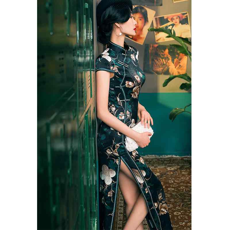 ・スタイル: エレガント・カテゴリ: ロングチャイナドレス・襟元: 斜め襟・デザイン: パイピング・適用シーン: 日常使い・主な素材: 887%.ポリウレタン弾性繊維スパンデックス113%・スリット: ハイタイプ・対象年齢: 25〜35歳・...