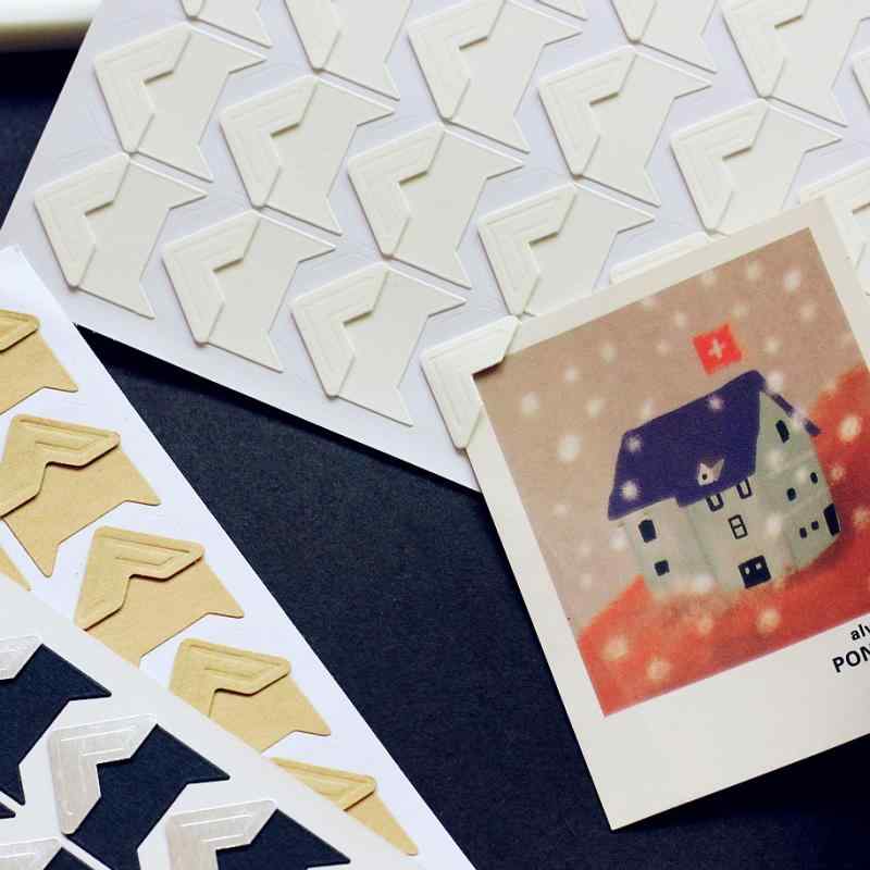 ・カテゴリ: 写真用角シール・タイプ: 貼り付け式・素材: クラフト紙.PVC・カラー展開: クラフト.ホワイト.ゴールド.ブラック.シルバー・デザイン: セレブ風.ブリティッシュスタイル.ベビーキャラクター