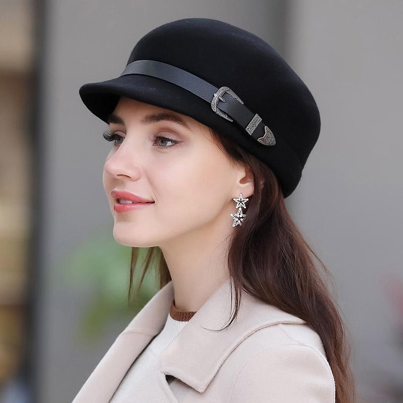 ・種類: フェドーラハット・スタイル: カジュアル・主な素材: ウール混・サイズ: フリーサイズ（調整可能）・カラー展開: ブラック.ダークキャメル.グレー.キャメル.ピンクベージュ.ワインレッド・対象: 女性・対象年齢: 20～59歳・デ...