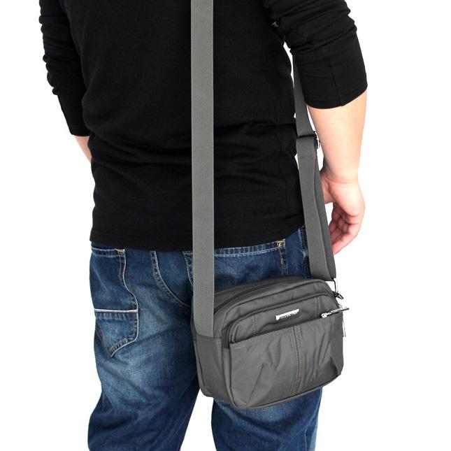 ・収納可能PCサイズ: 2032cm・対象: 若年層・種類: ショルダーバッグ・持ち方: ショルダー.斜め掛け・素材: オックスフォード生地・開閉方式: ファスナー・内部構造: ファスナーポケット・外ポケット: 立体ポケット・デザイン要素:...