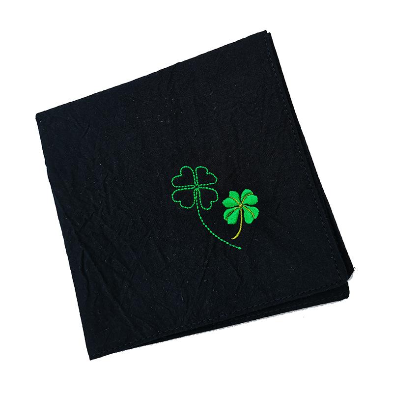 ・カラー展開: ダークグレー.ピンク.ライトブルー.ホワイト.ミッドグレー・サイズ: 約290x290mm・厚さ: 二重・素材: 綿・加工: 刺繍・柄: クローバー