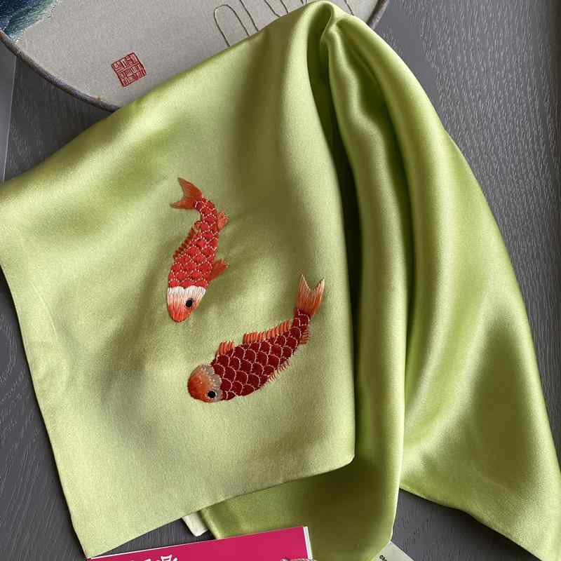 ・色柄展開: スミレ鯉柄.ピンク鯉柄.ライトブルー仏手蓮柄.シルバーグレー仏手蓮柄.ワインレッド仏手蓮柄.フルーツグリーン鯉柄.クリムゾンレッド桃の花柄.ピンク桃の花柄.ライトイエロー桃の花柄.ブルー鯉柄