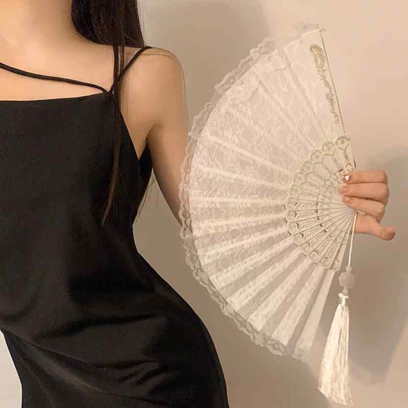 要素: 古風 扇面素材: レース 開いた形状: 扇形 扇面加工: プリント 扇骨素材: プラスチック カラー: レースホワイト（房付き）.レースブラック（房付き）.レースホワイト（房なし）.レースブラック（房なし）.笑み柄（竹とんぼ）.ハス...