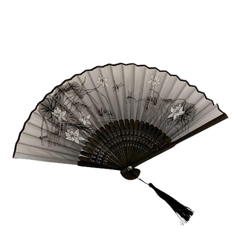 デザイン: レトロ 扇面形状: 扇形 扇面加工: プリント 扇骨素材: 竹 カラー: 満開の桜ブラック（綾・30本骨）.蓮（25本骨）.蘭（25本骨）.蝶と桜ブラック（綾・30本骨）.梅（25本骨）.菊（25本骨）.竹トンボ ブラック（綾・...