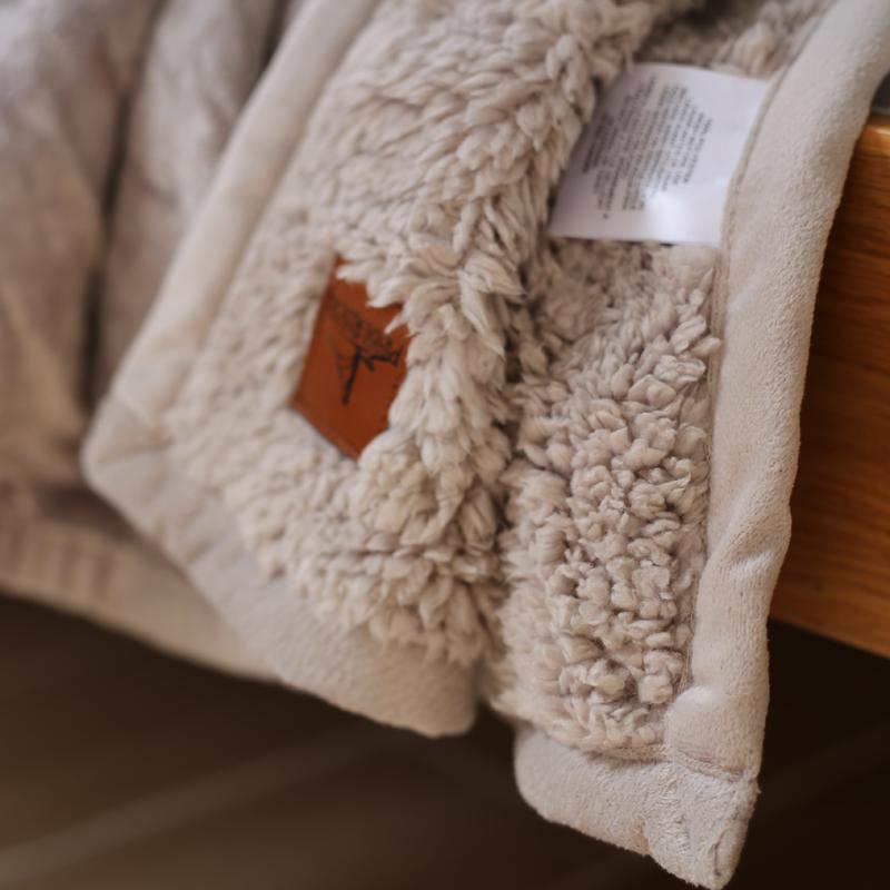 ・スタイル: 和風・機能: 保温・素材: ポリエステル・カテゴリ: サンゴフリースブランケット・サイズ: 70cm×100cm・柄: チェック・カラー展開: レッドブラックチェック.ワインレッドエンボス.コーヒーエンボス.ブルーホットスタンプ