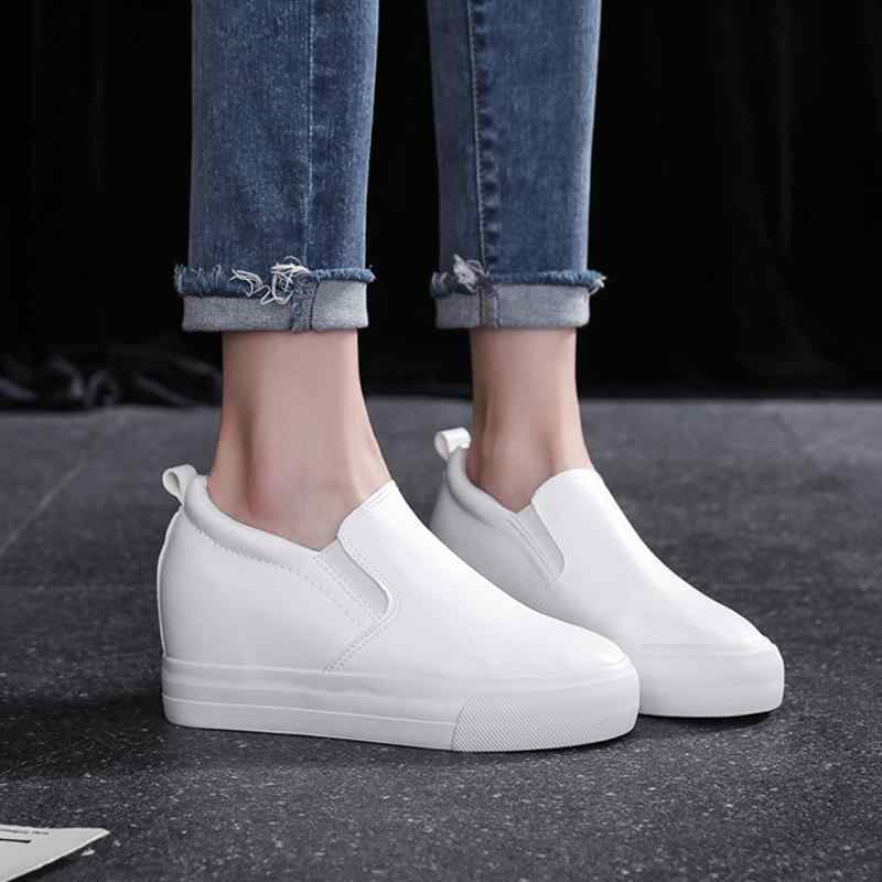 ・カテゴリ: スリッポン・スタイル: 韓国風・柄: 無地・ヒール高: 約1-3cm・ソール形状: インヒール・つま先形状: ラウンドトゥ・適用シーン: 日常使い・対象: 若者層（18-40歳）・開き口の深さ: 浅め・アッパー素材: マイクロ...