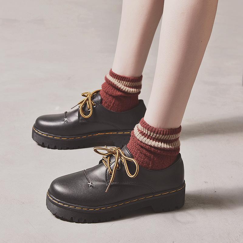 ・カテゴリ: シューズ・着用シーン: カジュアル・タイプ: カジュアルシューズ・留め具: 靴紐・ヒールタイプ: チャンキーヒール・ヒールの高さ: 1〜3cm・つま先の形: ラウンドトゥ・履き口: 深履き・デザイン: クロスストラップ・柄: ...