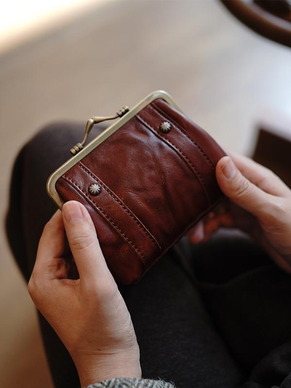 ・素材: 頭層牛革・柄: 無地・スタイル: レトロ・形状: 横長・対象: 女性・デザイン要素: 鋲・カラー展開: ブラック.ダークグリーン.オレンジ.コーヒー・タイプ: コインケース