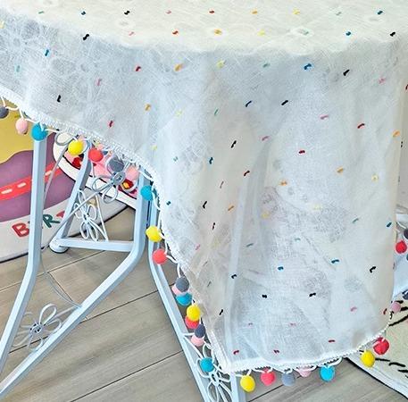 テーブルクロス おしゃれ 防汚 傷防止 ホコリよけ 食卓カバー キッチン ダイニング 背景布 インテリア 模様替え ポンポン フリル スクエア レトロ リボン 花 白 黒素材: 布