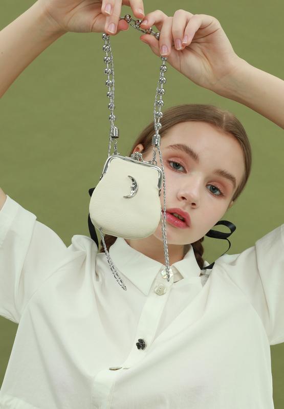 がま口 ミニ ショルダー バッグ 白 小銭入れ PU 月 シンプル おしゃれ おでかけ 普段使い パーティー 韓国 ポーチ プレゼント チェーン付き