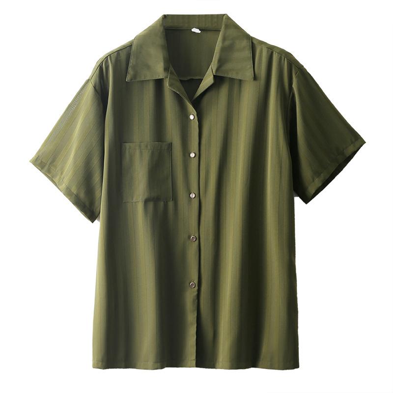 サイズ: S.M.L 柄: ストライプ 襟型: 折り襟 前立て: シングルボタン カラー: ヴィンテージグリーン 袖型: レギュラー 袖丈: 半袖 着丈: レギュラー シルエット: ゆったり デザイン: ポケット.ボタン付き