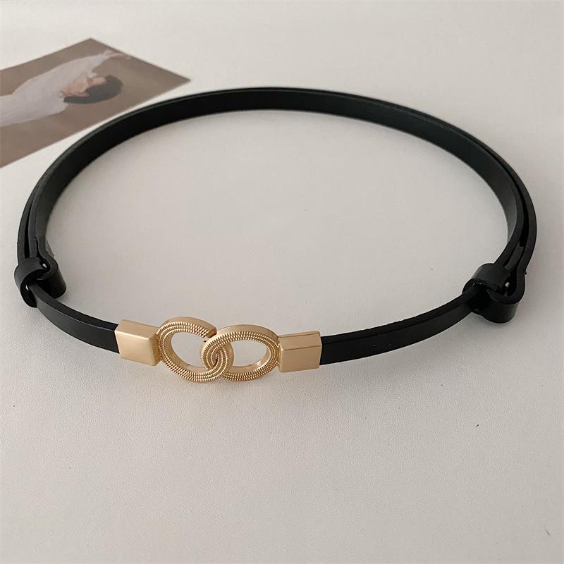 主素材: 牛革 デザイン: シンプル カラー: ブラック ベルトタイプ: ウエストベルト バックル素材: 合金 バックルタイプ: フック式 仕上げ: ソフト 幅: 1cm
