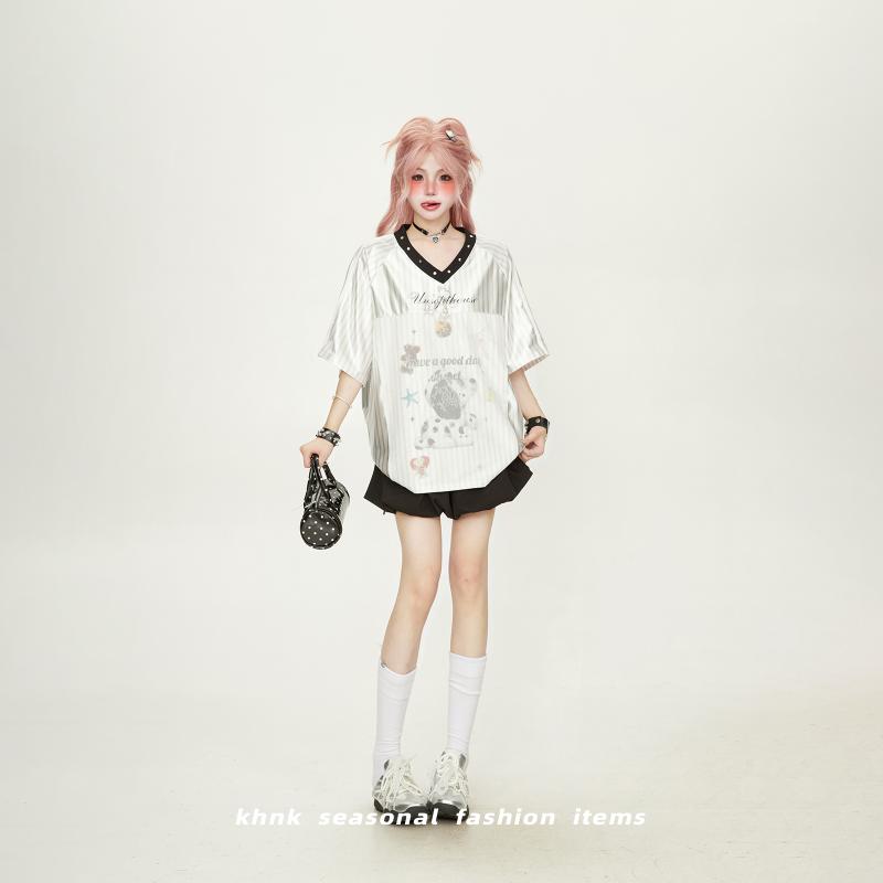 デザイン: プリント.切り替え シルエット: ゆったり 袖タイプ: レギュラー フード: なし 生地加工: プリント 袖丈: 半袖 ネックライン: Vネック 着丈: 標準 柄: ロゴ.キャラクター サイズ: S.M.L カラー: グレー.ピンク
