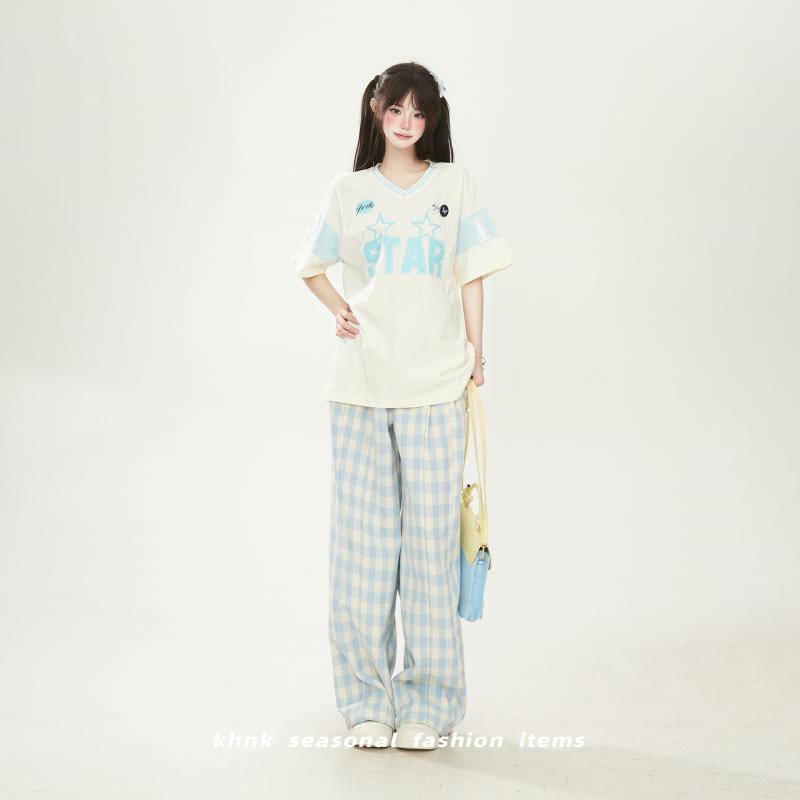 デザイン: プリント.切り替え シルエット: ゆったり 袖丈: 半袖 襟元: Vネック 着丈: 標準 柄: 文字 カラー: アプリコット.ブラック サイズ: S.M.L