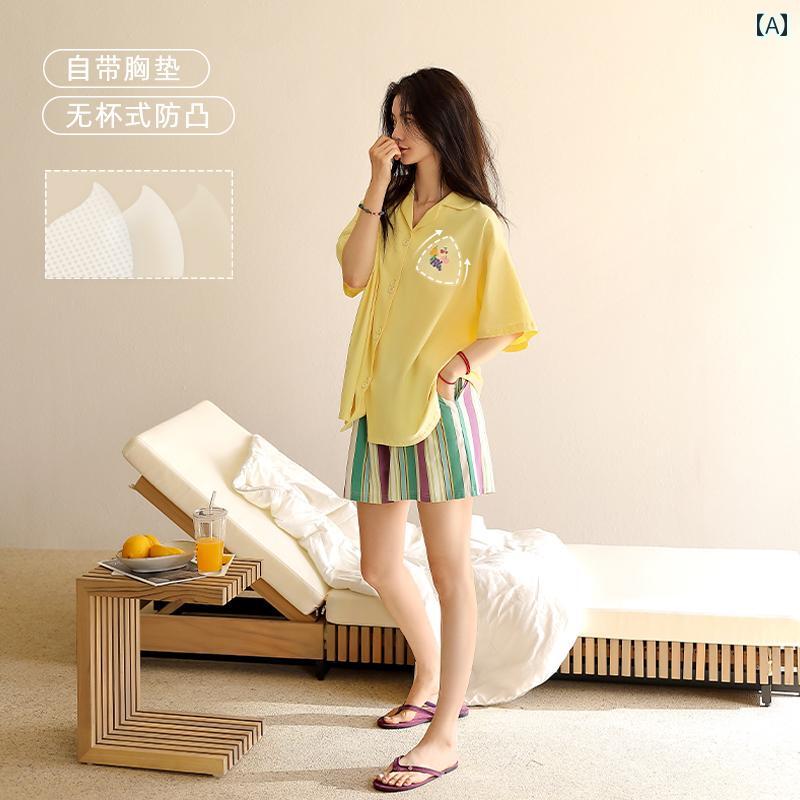 セット内容: 2点セット デザイン: 胸パッド付き パンツ丈: ショートパンツ 素材: モダール.コットン.ポリウレタン ウエスト: ゴム仕様 シーン: リラックス・ルームウェア 厚さ: 薄手 袖丈: 半袖 襟型: 小さめのテーラードカラー...