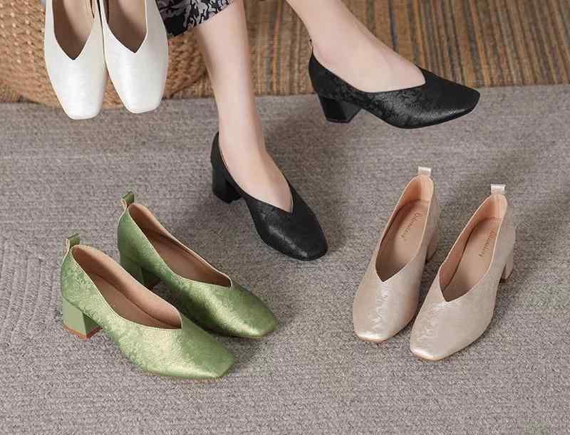 アッパー素材: 羊革スタイル: カジュアル対象年齢：40～60歳つま先スタイル: スクエアトゥヒールスタイル: チャンキーヒールソール素材: ゴム開口部の深さ: 浅い