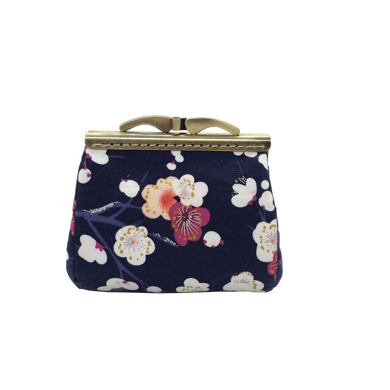 素材: 綿 開閉方法: ホック式 柄: 花柄 スタイル: レトロ 形状: 横型 デザイン: 花のモチーフ カラー: ワインレッド.ライトブルー.ネイビー.アイボリー 裏地素材: 綿 折りたたみ: 一折 タイプ: コインケース