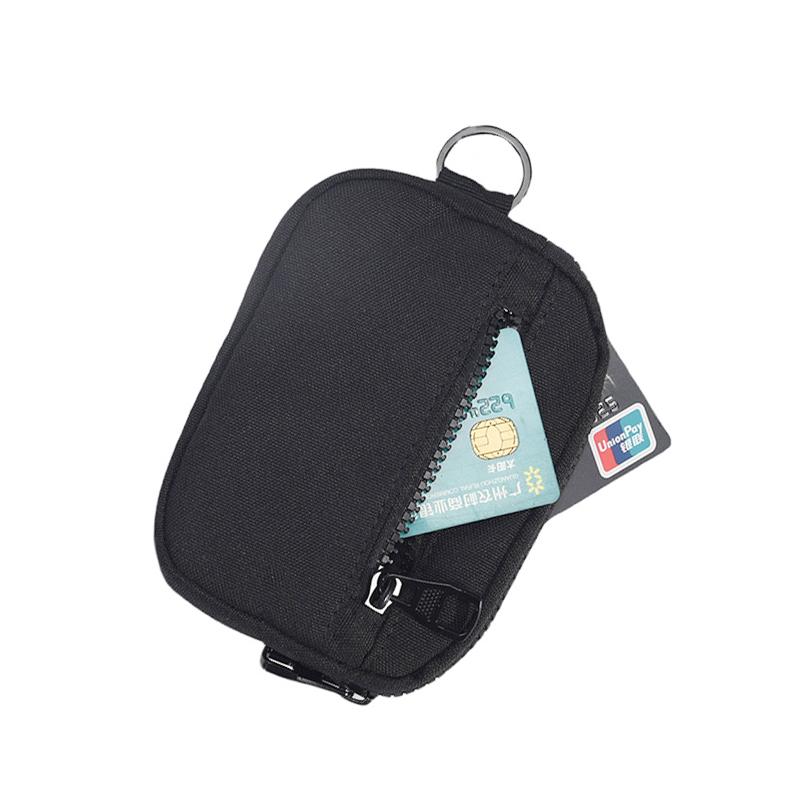 - 要素: かがり縫い - スタイル: ・アメリカン - 閉じ方: ファスナー - 形状: 縦型 - 素材: オックスフォード生地 - 内部構造: パスポート収納.コインポケット.カードポケット - 柄: 無地 - 性別: 男女兼用 - カ...