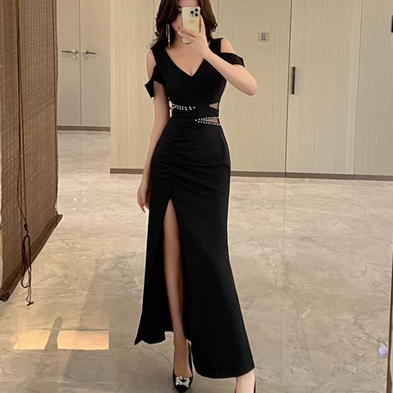 - スタイル: オフィス用 - シルエット: スリムフィット - デザイン: 45度斜め裁断 - ウエスト形状: ハイウエスト - 素材: ポリエステル - 袖タイプ: フリルスリーブ - スカートタイプ: タイトスカート - 袖丈: 半袖...