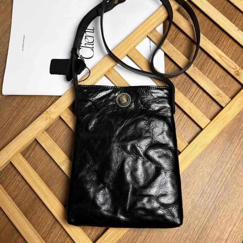 素材: 牛革 デザイン: ステッチ入り スタイル: 韓国・ 裏地素材: ポリエステル 閉じ方: マグネットボタン サイズ: 17×22×4cm 形状: 横型 柄: 無地 性別: メンズ カラー: ブラック.コーヒー.ブラウン