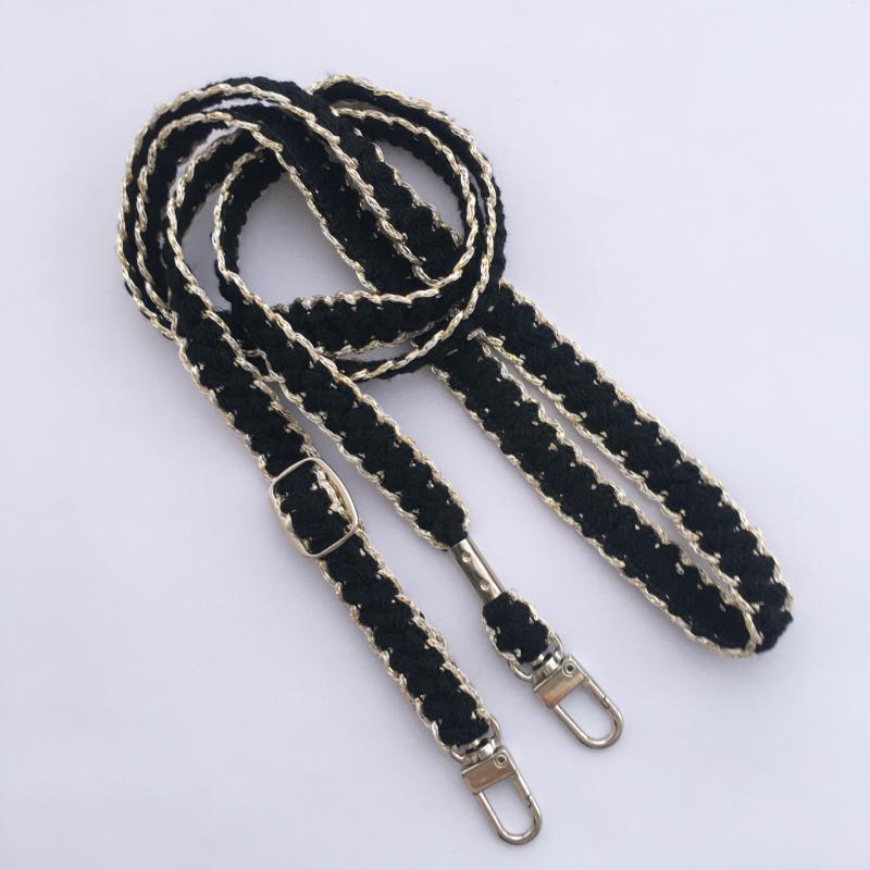 材質: 合金 カラー: ブラック（細かなラメ入り） 特徴: 伸縮可能なロングストラップ付き 付属品: クリップ付き小さなストラップ（スマホストラップとして使用可能）