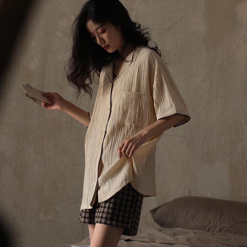 - - セット内容: 2点セット - デザイン: しわ加工 - パンツ丈: ショートパンツ - 素材: 接触冷感素材 - ウエスト仕様: ゴム仕様 - 使用シーン: カジュアルルームウェア - 厚さ: 薄手 - 袖丈: 半袖 - 襟型: 小...