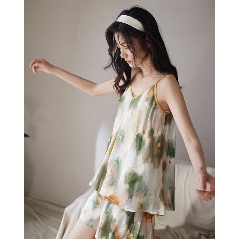 ルームウェア セット内容: 2点セット デザイン: 胸パッド付き パンツ丈: ショートパンツ 素材名: アイ パンツ仕様: ウエストゴム 使用シーン: パジャマ 素材: ポリエステル95%.ポリウレタン5% 厚さ: 薄手 袖丈: キャミソー...