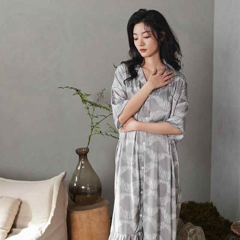 ルームウェアスタイル: レトロ デザイン: プリント柄 素材: ポリエステル96%.ポリウレタン4% 袖丈: 半袖 スカート丈: ミディアム丈 襟型: 小さな襟付き 柄: - サイズ展開: M.L.XL.XXL カラー: アイス風