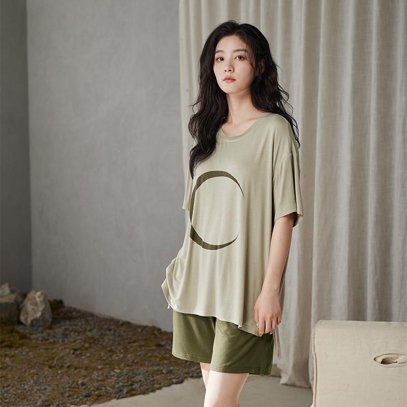 ルームウェア セット内容: 2点セット デザイン: プリント柄 パンツ丈: ショートパンツ 素材: モダール.レーヨン94%.ポリウレタン6% ウエスト仕様: ゴム仕様 シーン: カジュアルな室内着 厚さ: 薄手 袖丈: 半袖 襟型: 小さ...