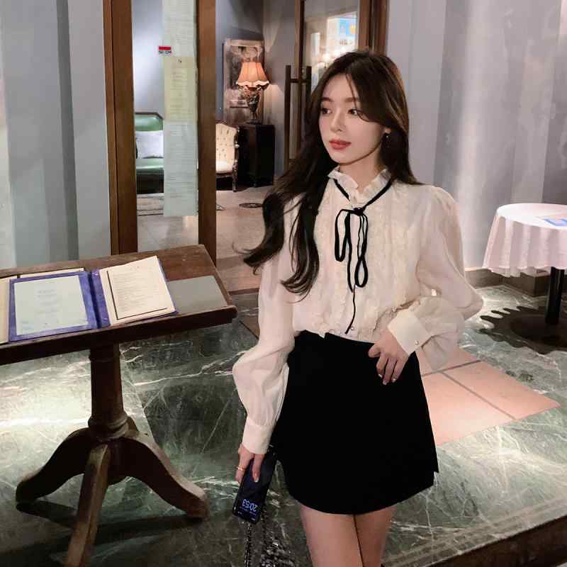 サイズ: S.M.L 柄: 無地 スタイル: オフィス ディテール: 立ち襟.シングルボタン.リボン付き.フリルデザイン カラー: アプリコット 袖型: パフスリーブ 袖丈: 長袖 着丈: レギュラー丈 シルエット: ストレート 素材