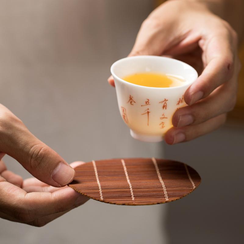 材質: 竹 スタイル: 中華風 形状: 円形 デザイン: レトロ カラー展開: 竹製コースター9cm（円形6枚セット）.竹製ポットマット14cm（円形3枚セット）.竹製コースター9cm（角形6枚セット）.竹製ポットマット14cm（角形3枚セット）