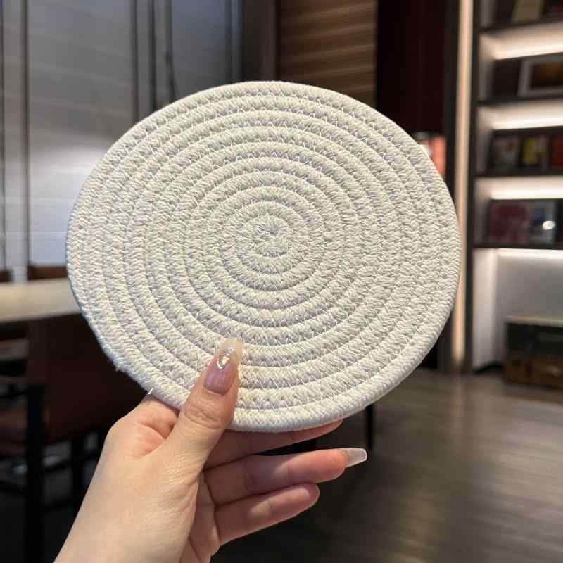 材質: 綿 スタイル: 北欧風 形状: 丸型 使用場所: キッチン カラー: ブルーチューリップ.ピンクチューリップ.レッドチューリップ サイズ: 18cm セット内容: 1枚入り.2枚入り