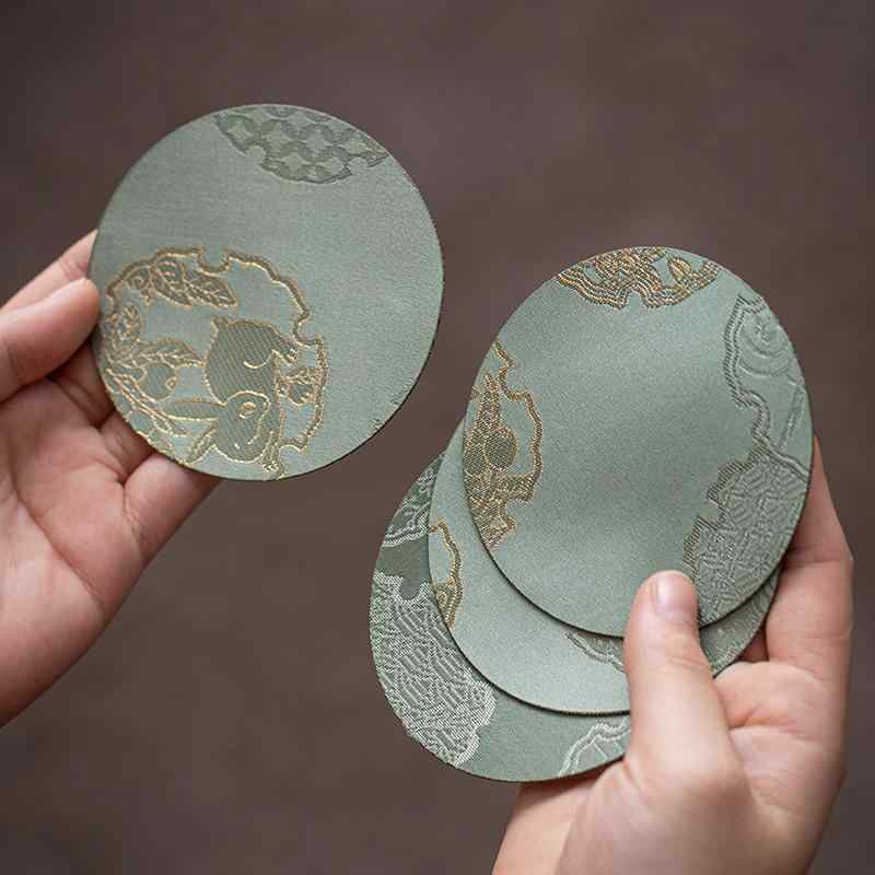 要素: ナチュラルでさわやか スタイル: 中華風 使用場所: 茶室 カラー: ピンク.アプリコット.ダークレッド.グレーグリーン.ブラック.シルバーグレー セット内容: 玉兎織錦コースター6枚セット
