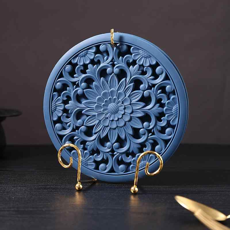 材質: シリコン スタイル: 中華風 形状: 丸形 デザイン: 宮廷風 使用場所: ダイニングルーム カラー: ネイビーブルー.黄色.灰青.墨緑.青.深青.紫.米色 セット内容: 3点セット サイズ: 中サイズ直径16cm.大サイズ直径20...