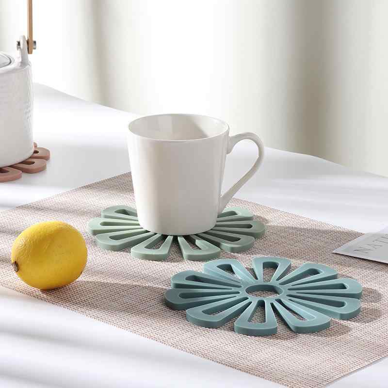 材質: シリコン 形状: 円形 デザイン: 花柄.田園風 使用場所: ダイニングルーム.キッチン.コースターとして適用 カラータイプ: 花柄藕ピンク＋グレーブルー.花柄錆赤＋ダークグレー.花柄ミントグリーン＋明るい黄色.花柄ミックス4個セッ...