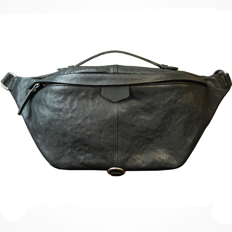 材質: 牛革 閉じ方: ファスナー 柄: 無地 スタイル: カジュアル 形状: 横型スクエア デザイン: ステッチ入り カラー: ブラック 内ポケット構造: ファスナー付き内ポケット 裏地素材: ポリエステル綿混 肩紐スタイル: シングルス...