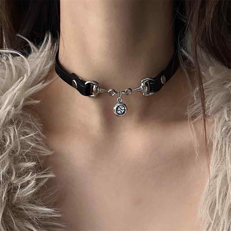 スタイル: スイートクール 新奇特: チャーム素材: 合金 多重レイヤー: なし 商品種類: アクセサリー チェーンスタイル: 鎖骨チェーン チェーン素材: レザー 柄: ドクロ・クモ 性別: 女性用 チャーム付き: あり 延長チェーン: ...